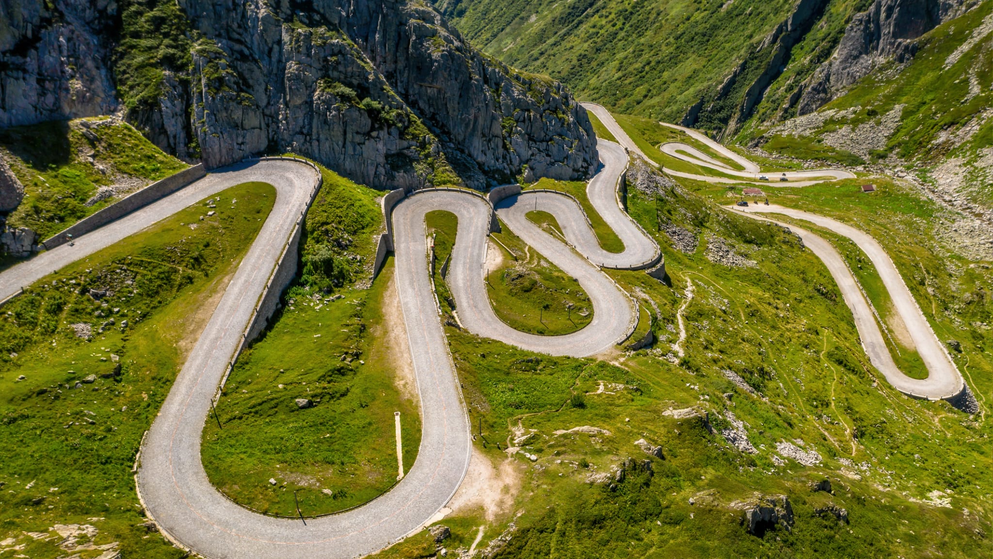 Die malerischsten Straßen für ein romantisches Wochenende in der Schweiz