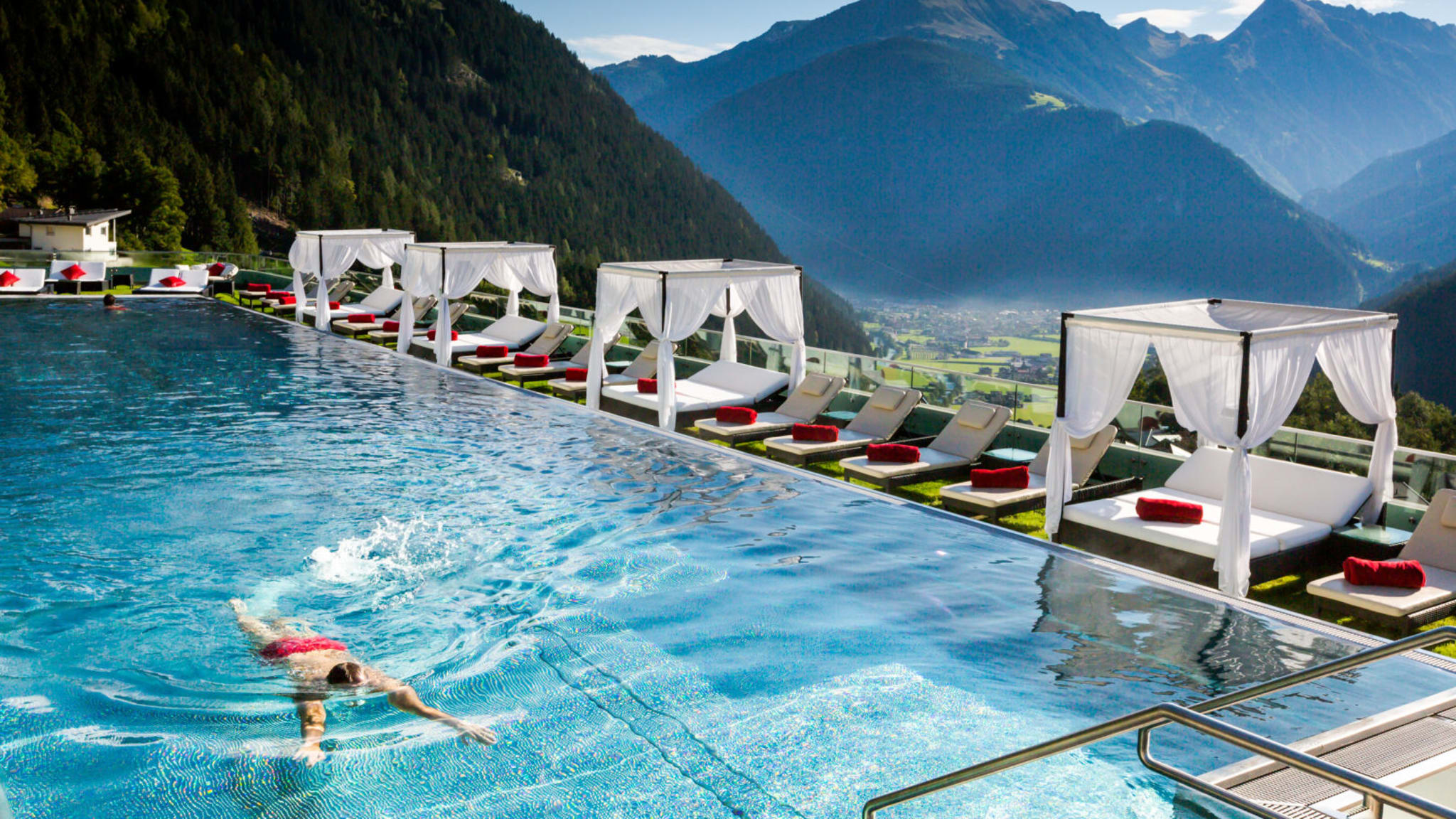 Luxus mit Aussicht: Die besten Hotels mit Infinity Pool in Österreich