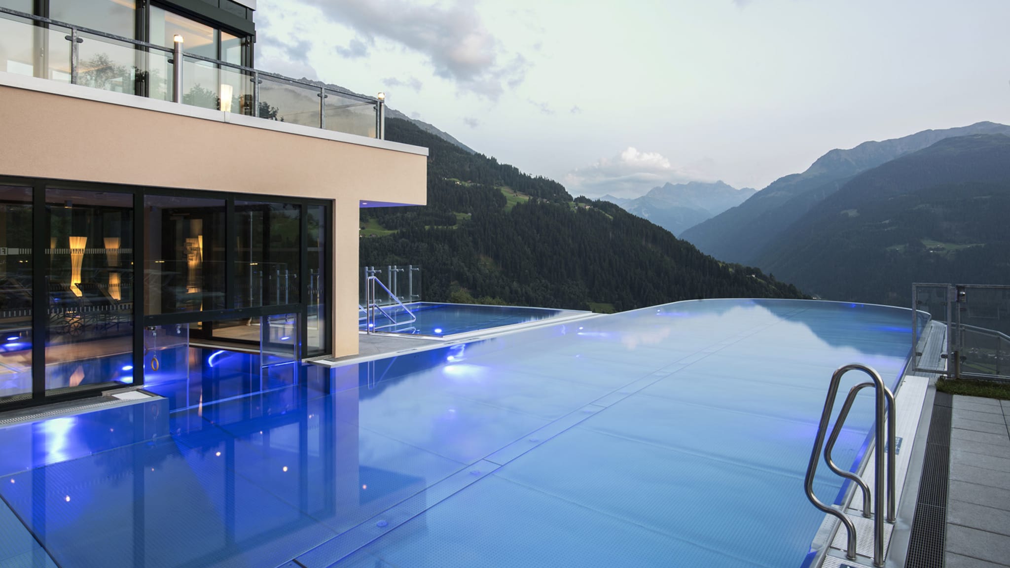 Luxus mit Aussicht: Die besten Hotels mit Infinity Pool in Österreich