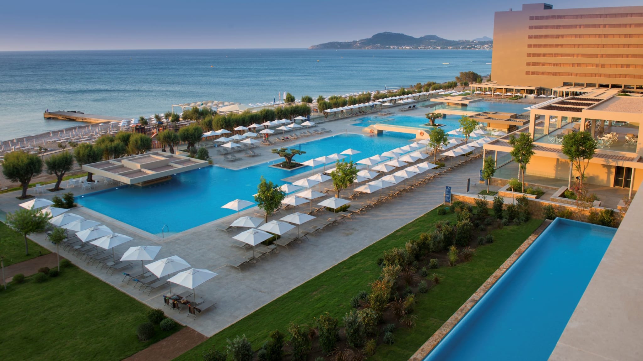 Empfehlungen für Badeurlaub auf Rhodos: 7 Hotels mit XL-Poollandschaft