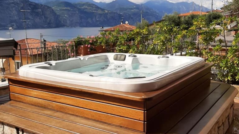 BMP APARTMENT DELUXE 2 JACUZZI RISCALDATA PRIVATA vista Lago di Garda ...