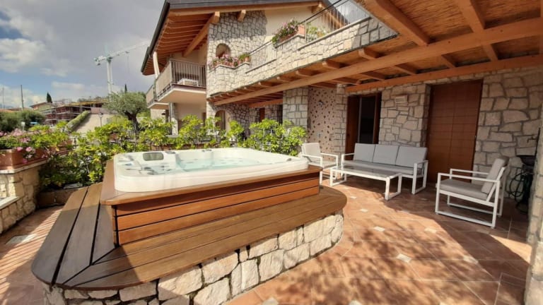 BMP APARTMENT DELUXE 2 JACUZZI RISCALDATA PRIVATA vista Lago di Garda ...