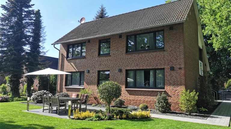 Luxus-FeWo Eagle direkt am Golfplatz mit Garage und Terrasse (Wiesmoor ...