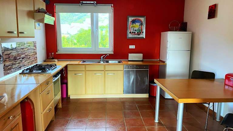 Modern Red & Blue Apartment (Podstrana): Alle Infos zum Hotel