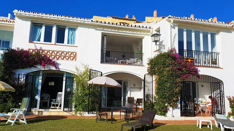 Dona Lola Sandra - Cozy beach front house with open sea views located ...