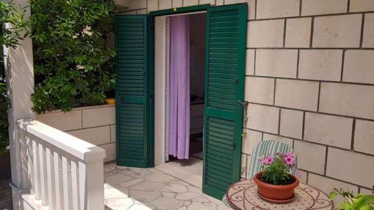 Studio apartment in Bol with sea view, terrace, air conditioning, WiFi ...