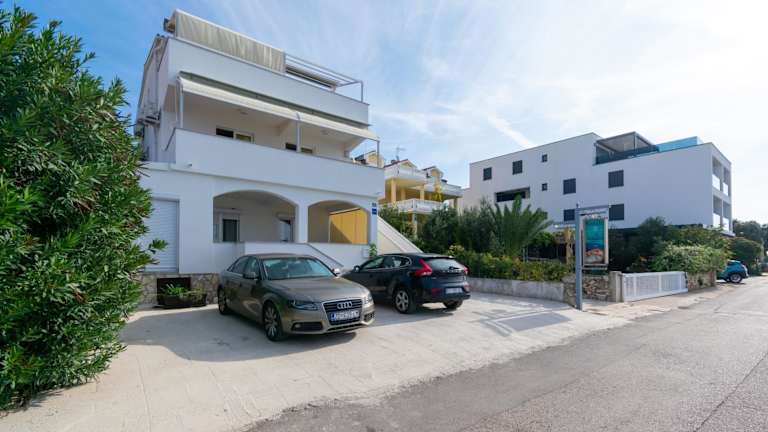 Apartments by the sea Mandre, Pag - 4093 (Mandre): Alle Infos zum Hotel