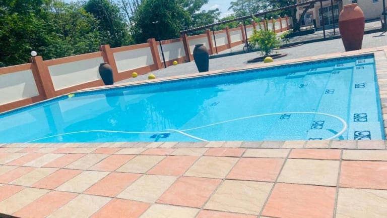 4th Avenue Themepark & Lodge (Rustenburg): Alle Infos zum Hotel