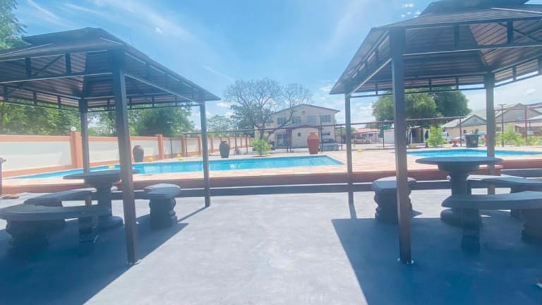 4th Avenue Themepark & Lodge (Rustenburg): Alle Infos zum Hotel