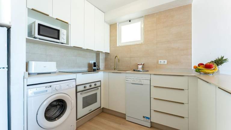 Dona Lola Sandra - Cozy beach front house with open sea views located ...