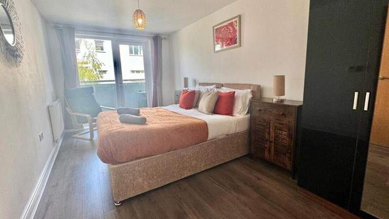 Large flat in Ashford near outlets and Ashford train station ...