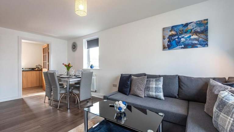 Large flat in Ashford near outlets and Ashford train station ...