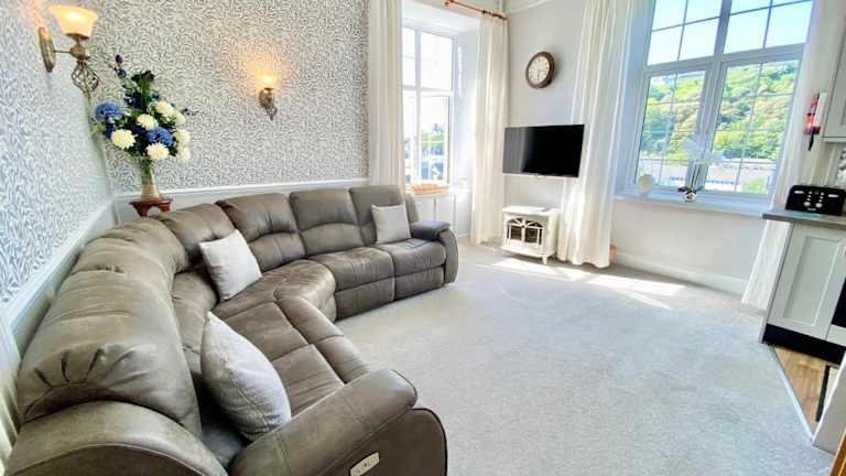 We are Unique ! 4 Min walk to Beach, Pubs, Restaurants, Shops, Heated ...