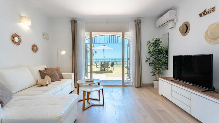 Dona Lola Sandra - Cozy beach front house with open sea views located ...