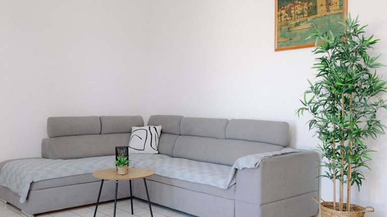 Large and charming apartment near beach with big & sunny terrace ...