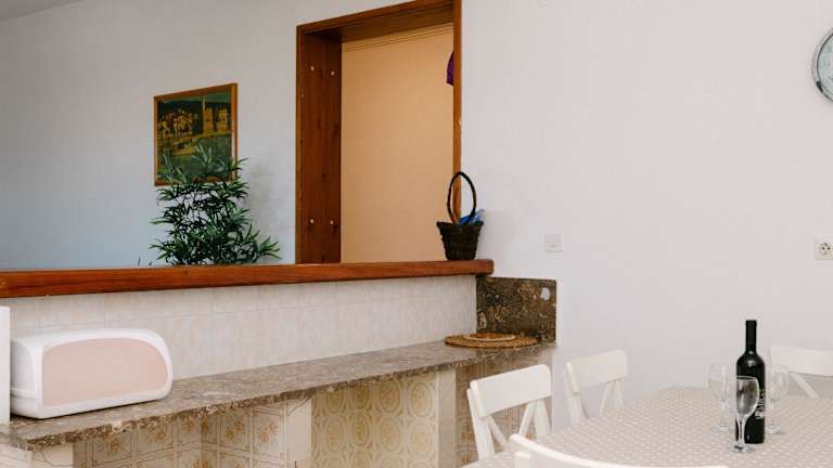 Large and charming apartment near beach with big & sunny terrace ...