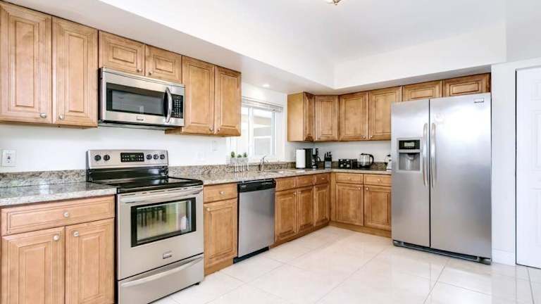 Modern Spacious 5-Bedroom Villa with Pool (Hollywood): Alle Infos zum Hotel