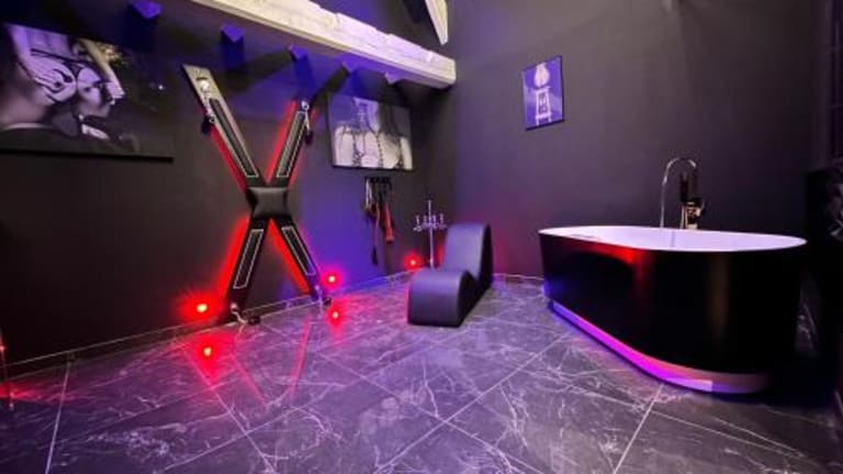 Loveroom Dark and Gold Thème 50 nuances de grey maison privative spa ...