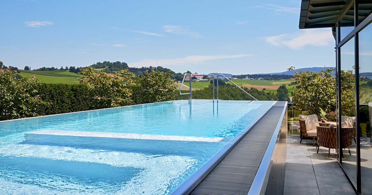 10 Hotels mit spektakulären Rooftop-Pools in Deutschland