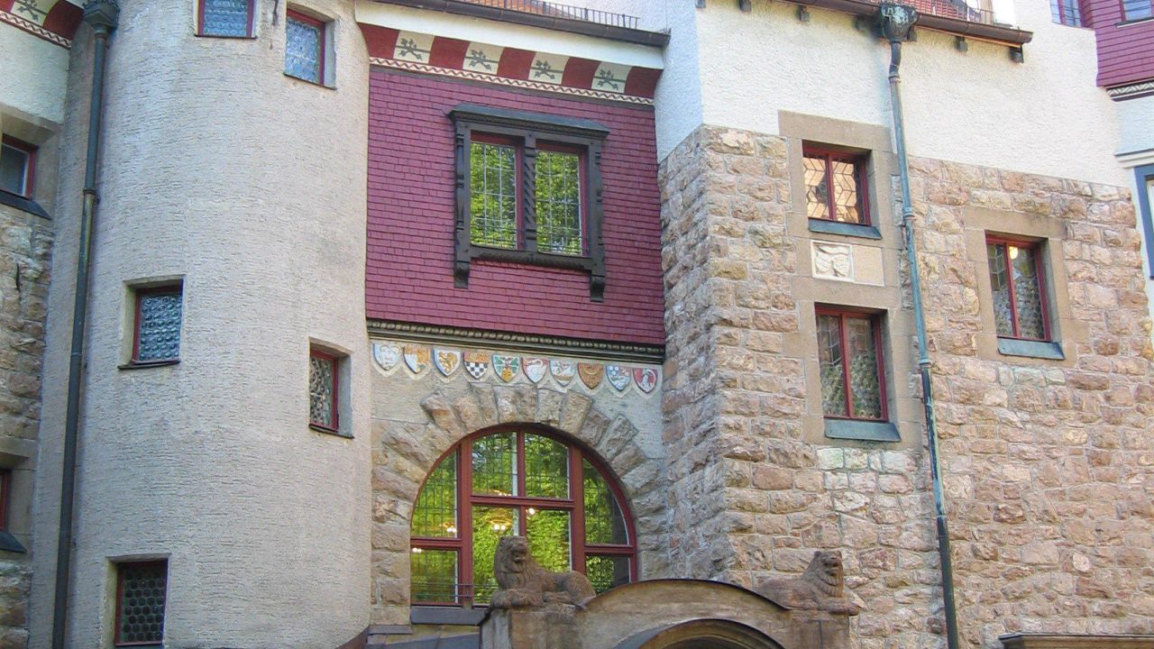 Jugendherberge Burg Schwaneck (Pullach) • HolidayCheck (Bayern ...