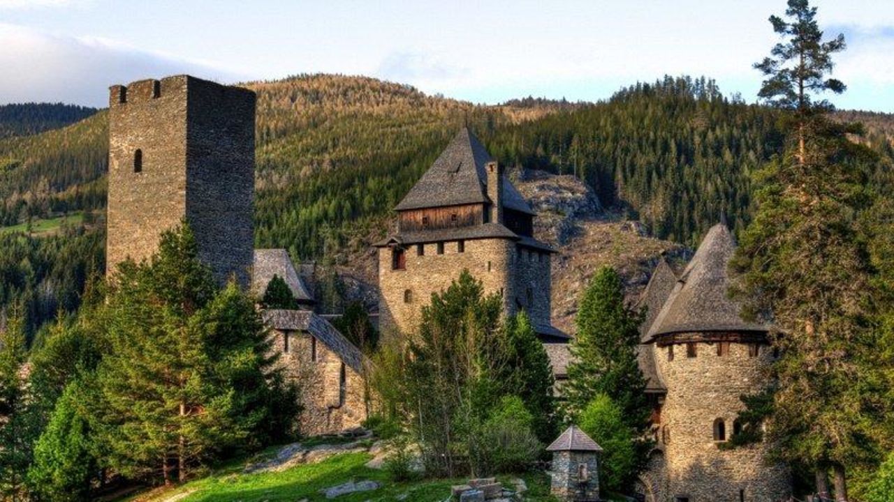 Burg Finstergrün (Ramingstein) • HolidayCheck (Salzburger Land ...
