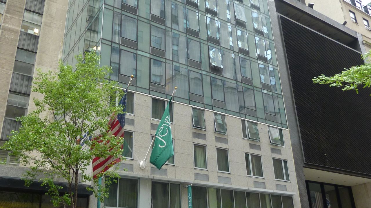 Hotel The Jewel Facing Rockefeller Center (New York - Manhattan ...