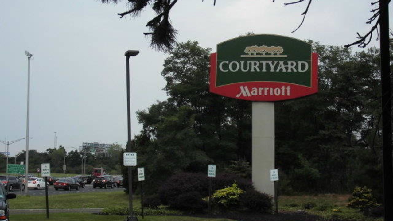 Hotel Courtyard by Marriott Newark Liberty International Airport ...
