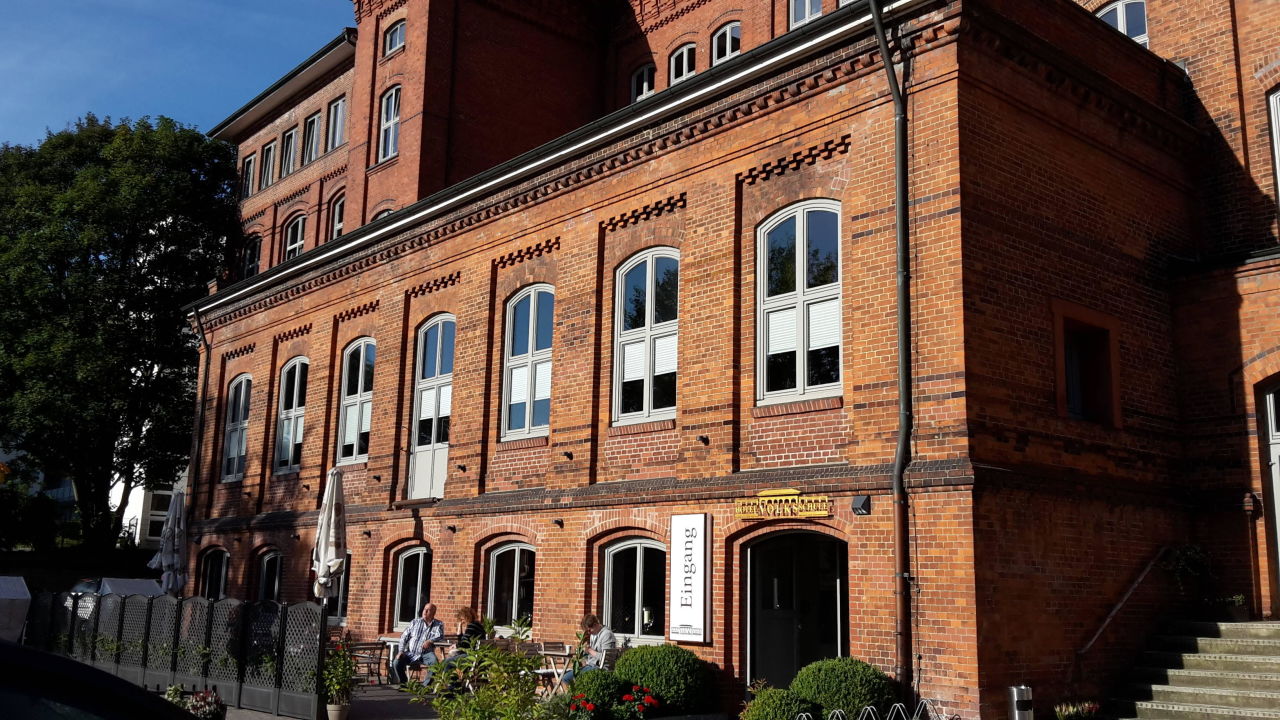 "Blick zum Eingang vom Parkplatz" Hotel Volksschule (Hamburg ...