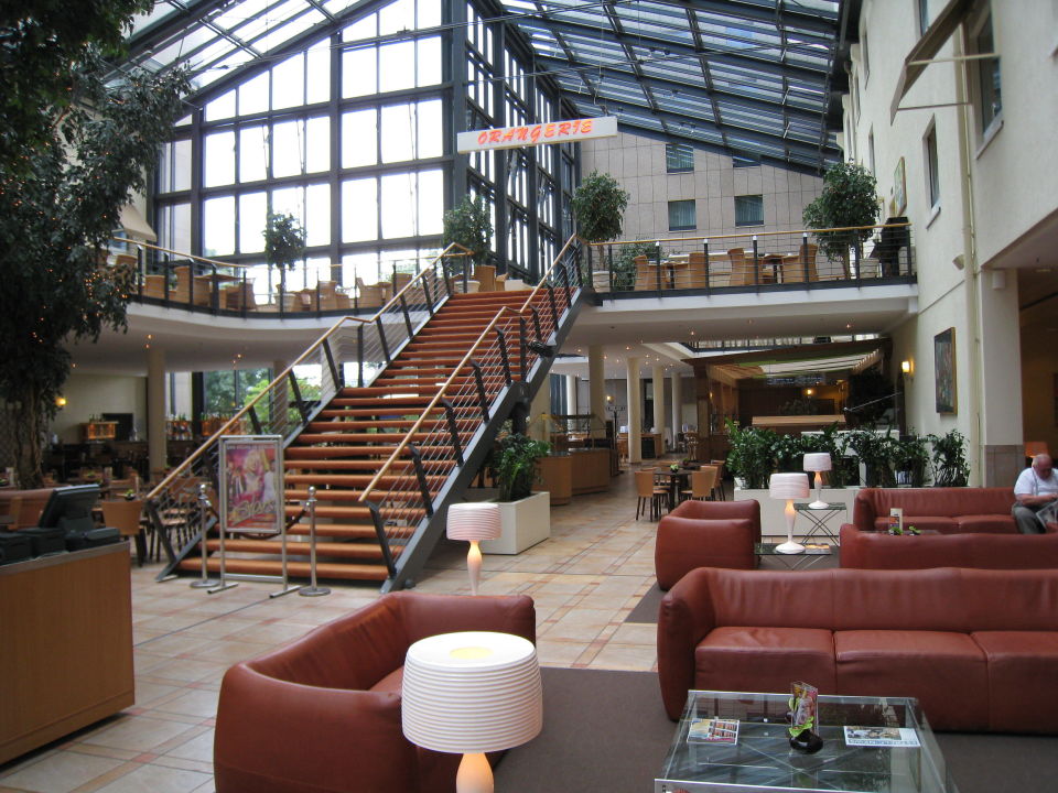 "Ein Frühstücksbereich mit guter Aussicht" Estrel Hotel Berlin (Berlin ...