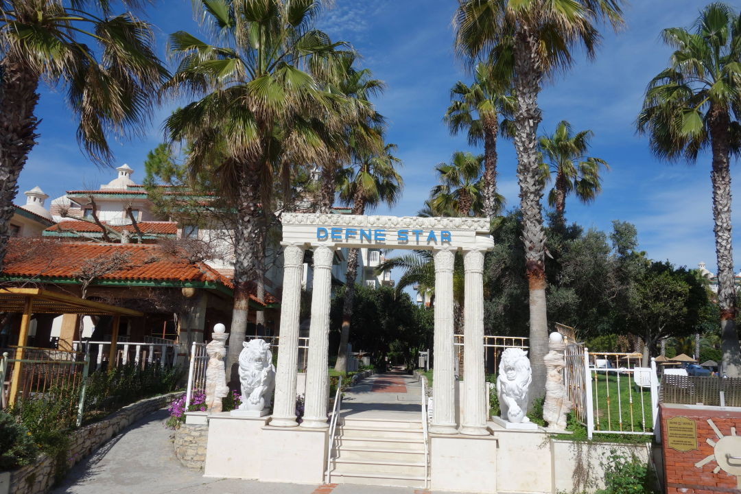 "Eingang von der Promenade in die Anlage" Hotel Defne Star (Side ...