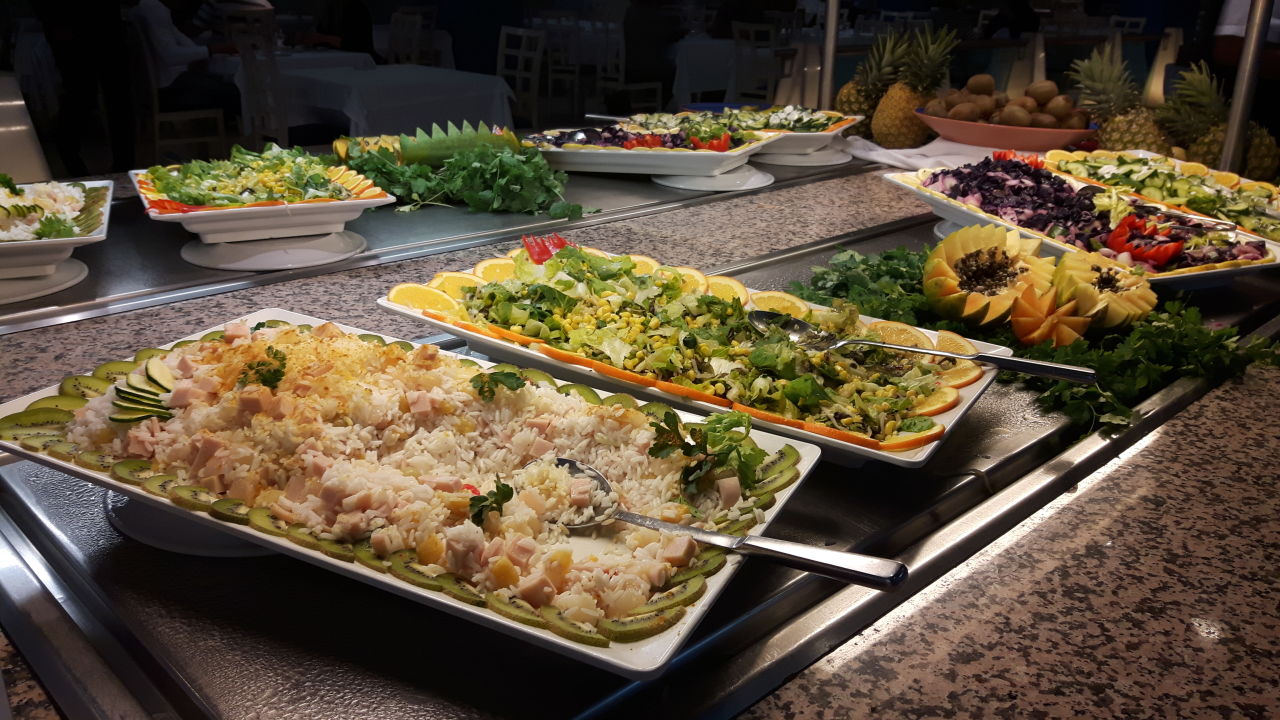"Abwechslungsreiches Salat-Buffet" R2 Pajara Beach (Costa Calma ...