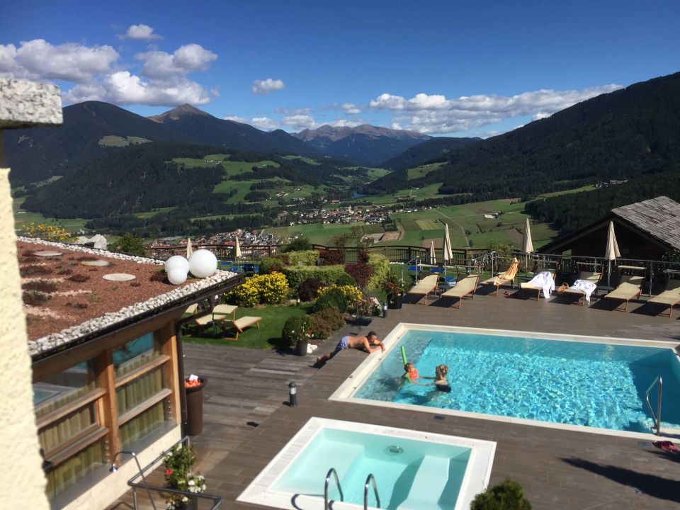 "Von der Terrasse aus." Alpin Panorama Hotel Hubertus (Valdaora / Olang ...
