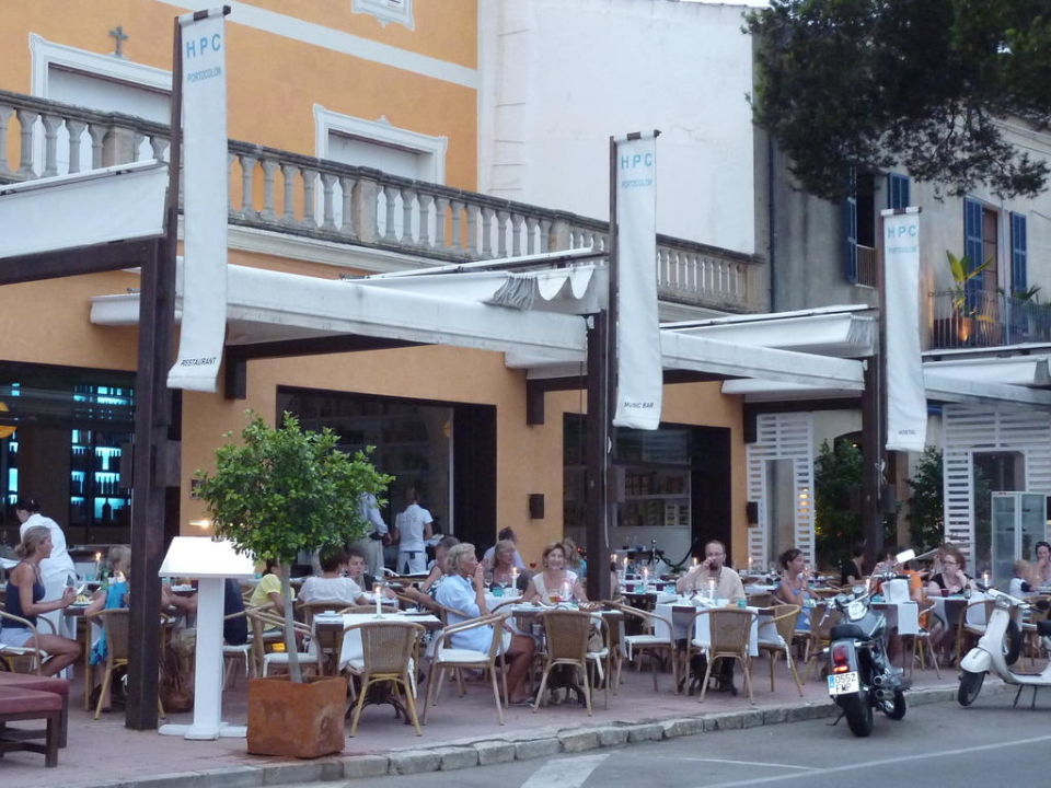"Außenterrasse Restaurant am frühen Abend" Hostal HPC Porto Colom ...