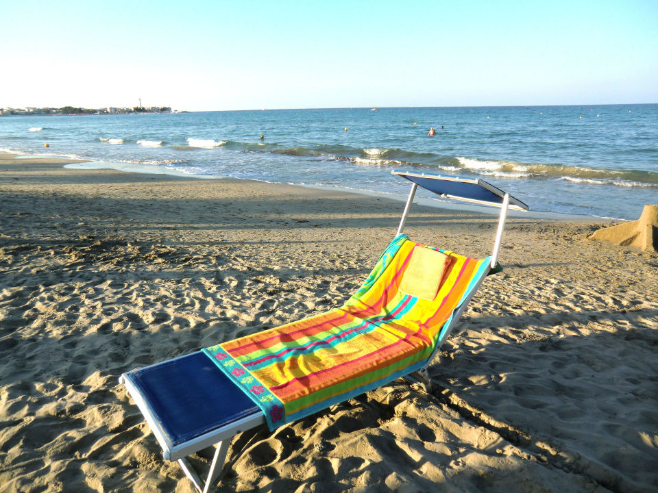 "Einsame Liege am Strand" Hotel Del Levante (Torre Canne ...