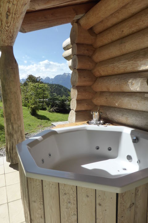 "Whirlpool auf der Terrasse" Wood Ridge Luxury Chalets (Werfenweng ...