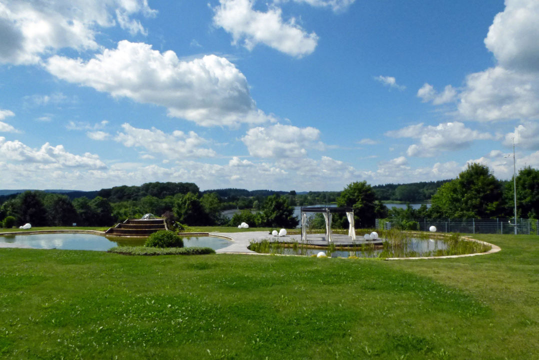 "Hotelanlage mit Blick zum Stausee" Hochwälder Wohlfühlhotel (Losheim ...