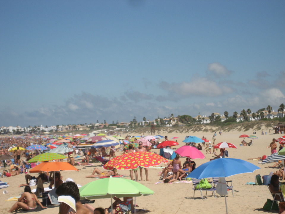 "Strand mit vielen Menschen" Aparthotel Las Dunas (Novo Sancti Petri ...