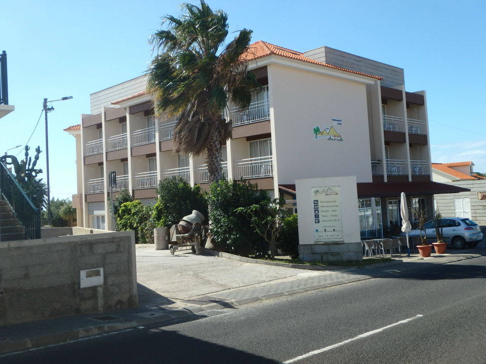 "Blick von der Straße auf das Hotel" Hotel Praia Dourada (Vila Baleira ...