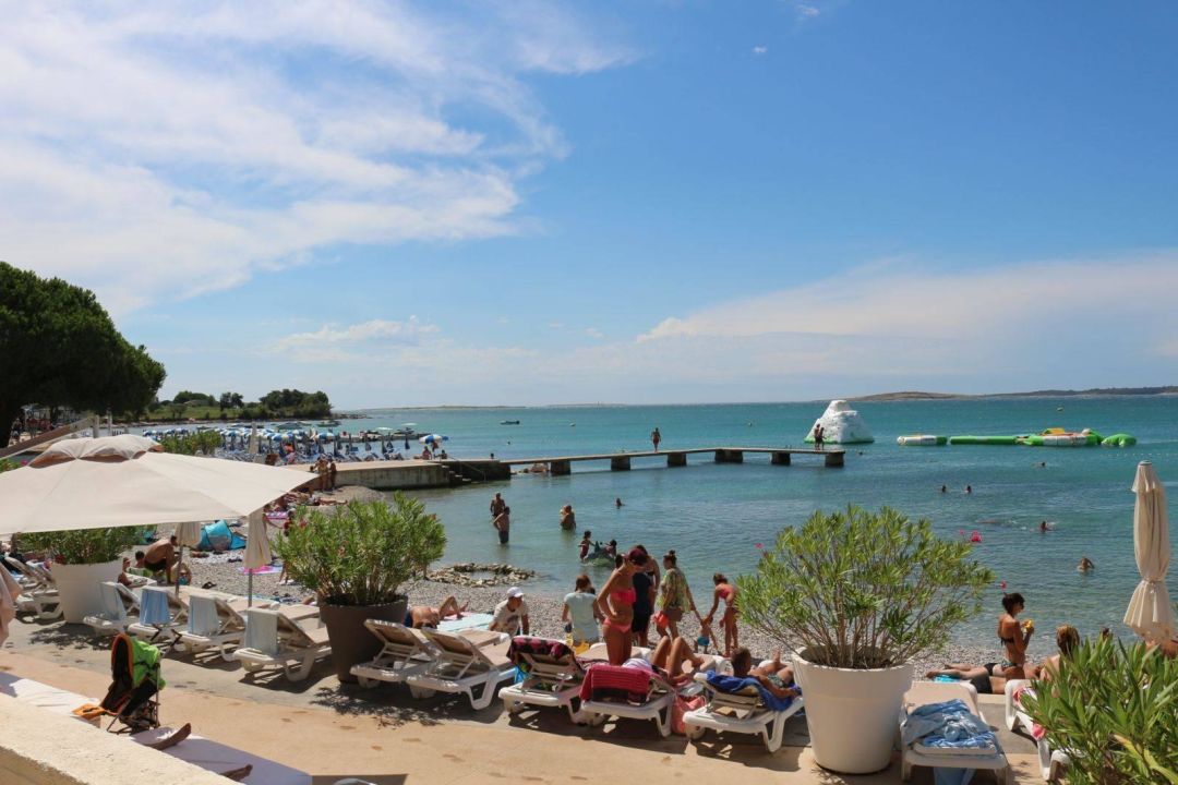 "Strand vor dem Hotel" Park Plaza Belvedere Medulin (Medulin ...