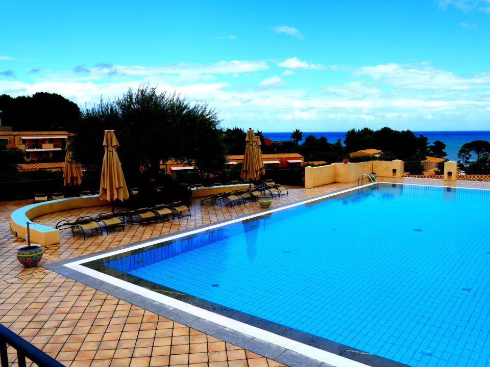 "Ausschnitt vom Schwimmbad vom Hapimag Cefalù" Hapimag Resort Cefalù ...