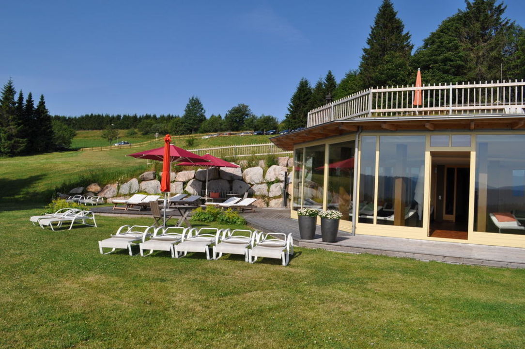 "Überall Liegen und Schirme" Hotel Die Halde (Oberried) • HolidayCheck ...