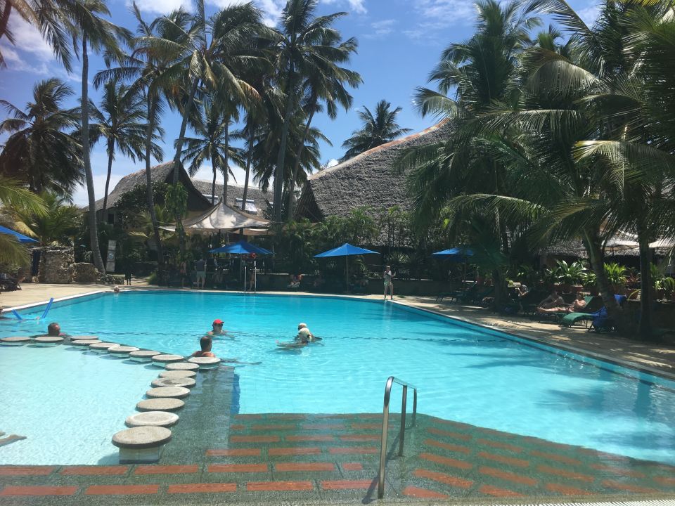 "Pool" Bahari Beach Hotel (Mombasa) • HolidayCheck (Provinz Coast | Kenia)