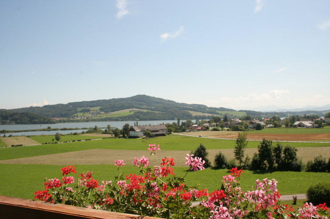 "Blick vom Balkon auf den Obertrumer See" Hotel Walkner (Seeham ...