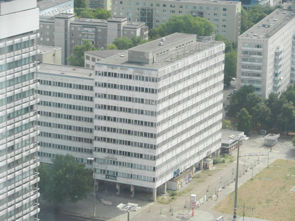 "Blick auf alte DDR Häuser" Park Inn by Radisson Berlin Alexanderplatz ...