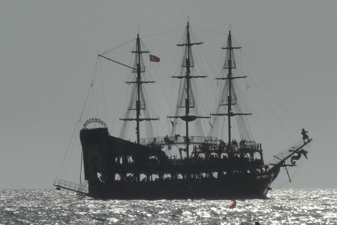 "Piratenboot. Kann man 3 Stunde oder den ganzen Tag " Hotel Defne Ana ...