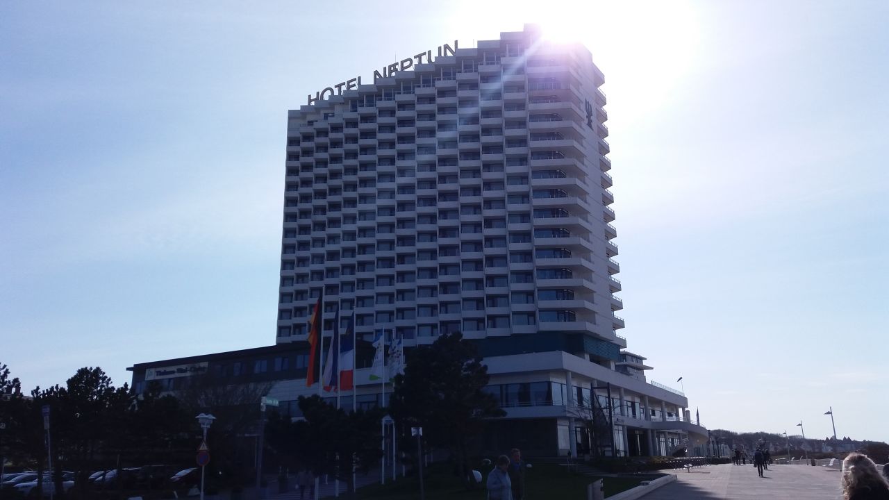 "Das Hotel am Nachmittag vom Leuchtturm aus gesehen" Hotel Neptun ...