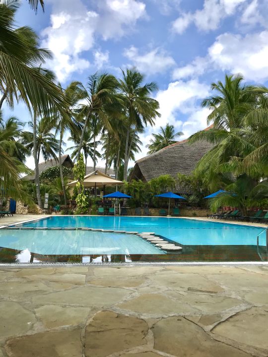 "Pool" Bahari Beach Hotel (Mombasa) • HolidayCheck (Provinz Coast | Kenia)