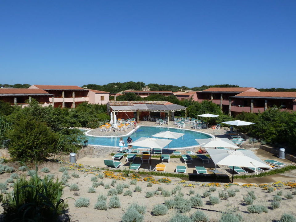 "Blick vom Il Leccio auf Pool Le Sabine" Resort Le Dune & Spa (Badesi ...