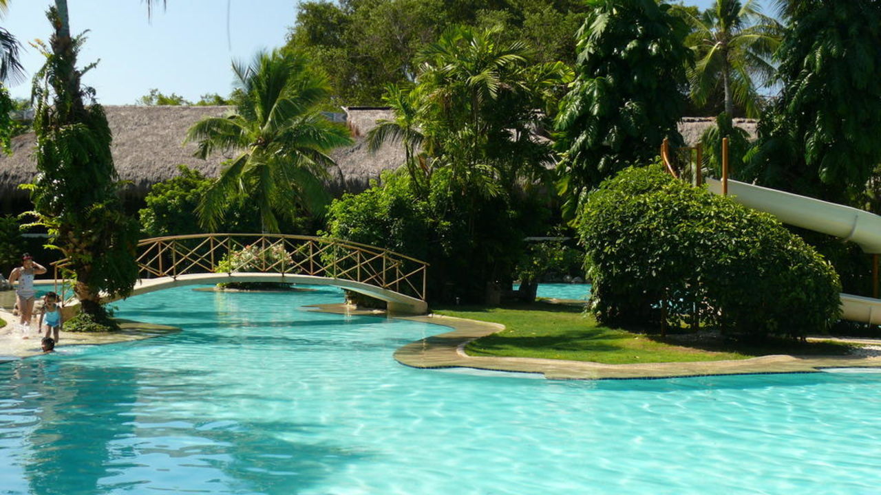 "Eine der drei Poolanlagen" Hotel Maribago Blue Water Beach Resort ...