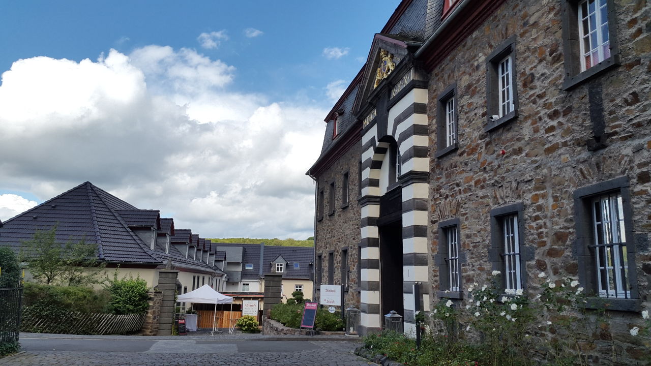 "Außenansicht" Hotel Schloss Burgbrohl (Burgbrohl) • HolidayCheck ...